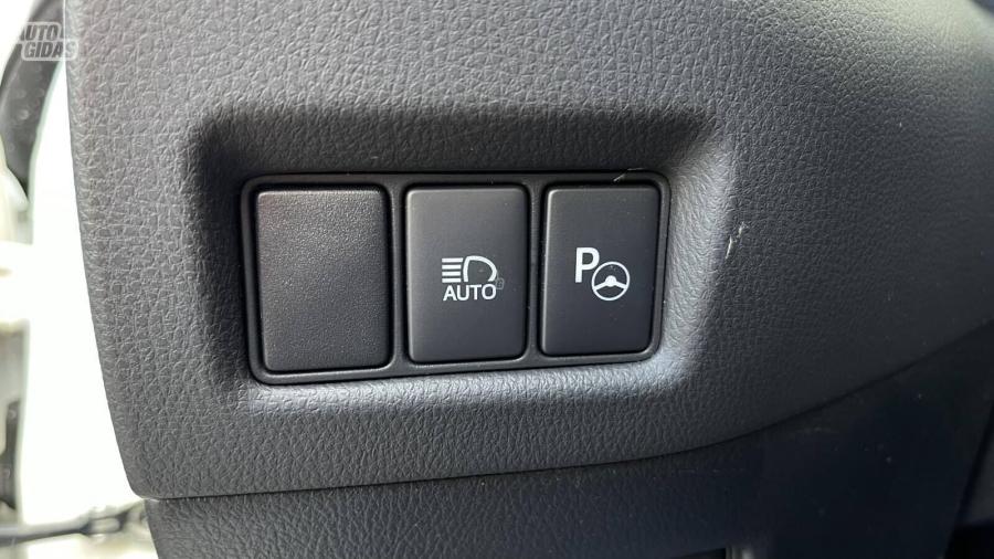 Balts Toyota C-HR 2017 Marijampole, ar dzinēja tilpumu 1.80 L un nobraukumu 139 tūkst. km par 15990 €, foto 24 vietnē AUTOMOTO.COM.LV