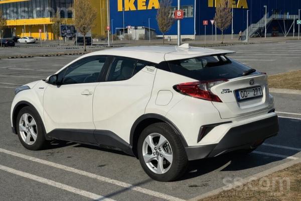 Белый Тойота C-HR 2017 в Рига, объемом двигателя 1.80 л и пробегом 118 тыс. км за 16700 €, фото 2 на AUTOMOTO.COM.LV