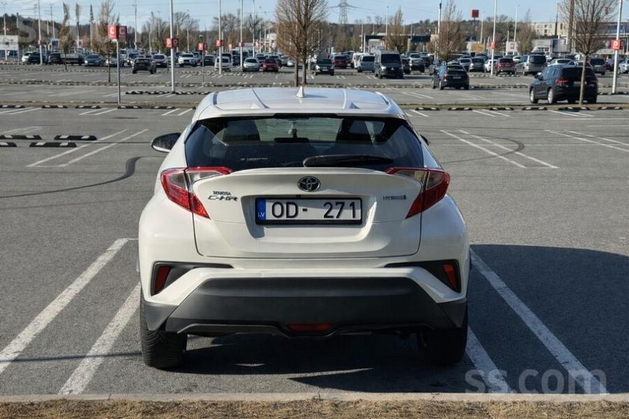 Белый Тойота C-HR 2017 в Рига, объемом двигателя 1.80 л и пробегом 118 тыс. км за 16700 €, фото 4 на AUTOMOTO.COM.LV