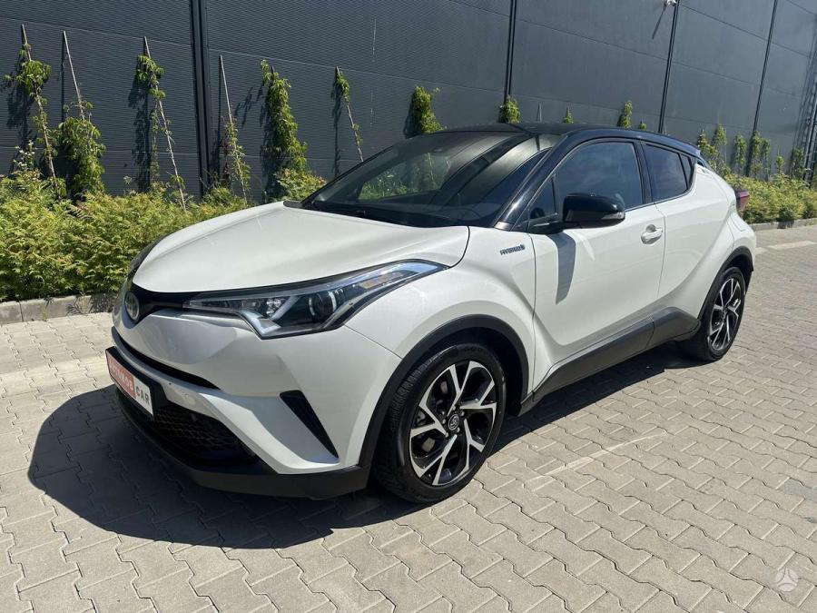 White Toyota C-HR 2017 in Vilnius, with an engine capacity of 1.80 L and mileage of 178 thousand km for 16250 €, photo 1 on AUTOMOTO.COM.LV