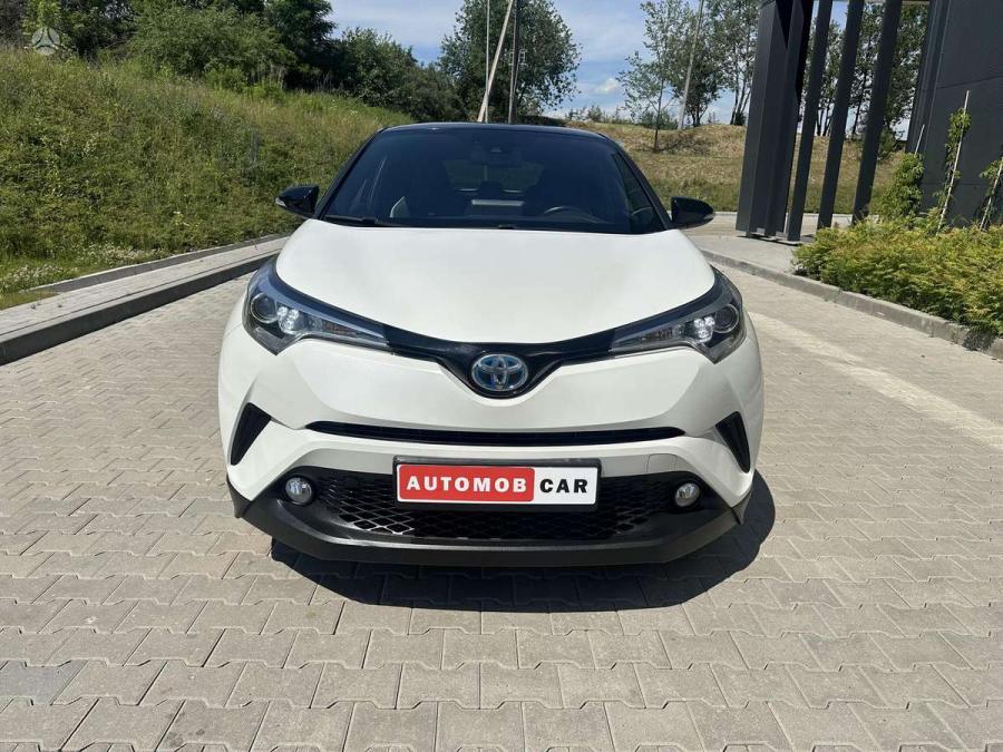 White Toyota C-HR 2017 in Vilnius, with an engine capacity of 1.80 L and mileage of 178 thousand km for 16250 €, photo 4 on AUTOMOTO.COM.LV