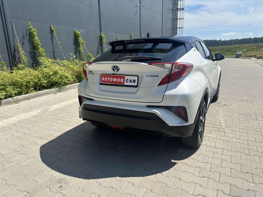 White Toyota C-HR 2017 in Vilnius, with an engine capacity of 1.80 L and mileage of 178 thousand km for 16250 €, photo 13 on AUTOMOTO.COM.LV