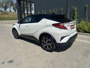 White Toyota C-HR 2017 in Vilnius, with an engine capacity of 1.80 L and mileage of 178 thousand km for 16250 €, photo 17 on AUTOMOTO.COM.LV