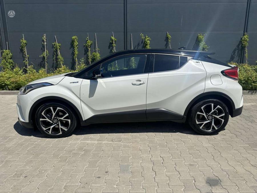 White Toyota C-HR 2017 in Vilnius, with an engine capacity of 1.80 L and mileage of 178 thousand km for 16250 €, photo 18 on AUTOMOTO.COM.LV