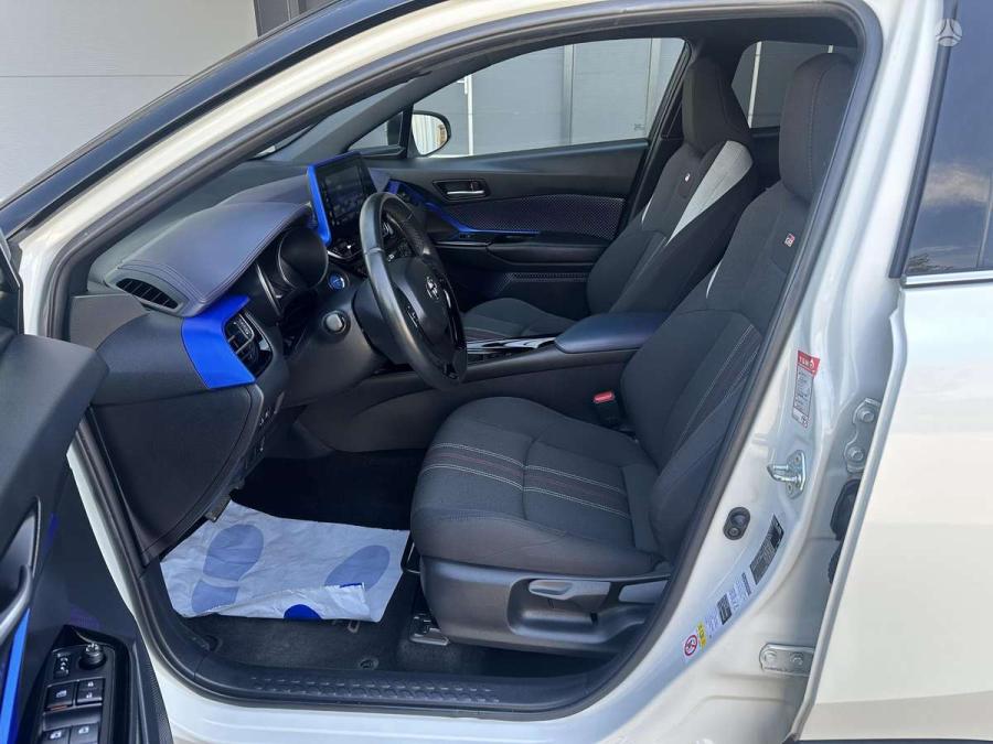White Toyota C-HR 2017 in Vilnius, with an engine capacity of 1.80 L and mileage of 178 thousand km for 16250 €, photo 20 on AUTOMOTO.COM.LV