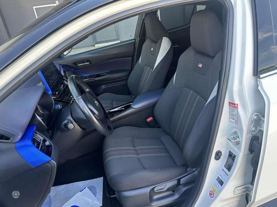 White Toyota C-HR 2017 in Vilnius, with an engine capacity of 1.80 L and mileage of 178 thousand km for 16250 €, photo 21 on AUTOMOTO.COM.LV