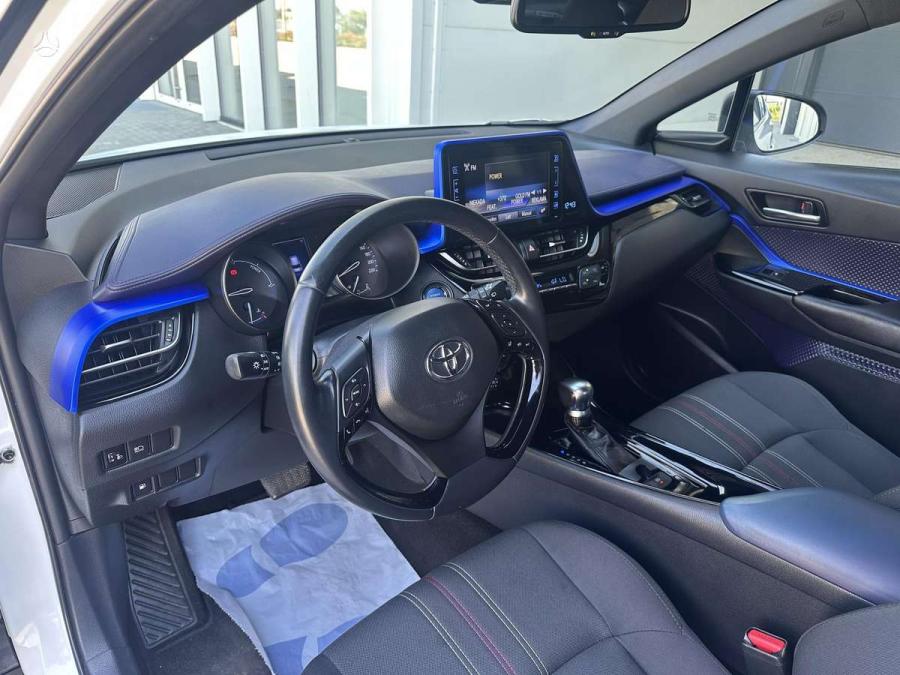White Toyota C-HR 2017 in Vilnius, with an engine capacity of 1.80 L and mileage of 178 thousand km for 16250 €, photo 22 on AUTOMOTO.COM.LV