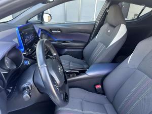 White Toyota C-HR 2017 in Vilnius, with an engine capacity of 1.80 L and mileage of 178 thousand km for 16250 €, photo 23 on AUTOMOTO.COM.LV