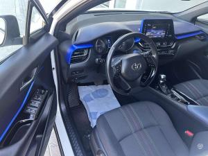 White Toyota C-HR 2017 in Vilnius, with an engine capacity of 1.80 L and mileage of 178 thousand km for 16250 €, photo 24 on AUTOMOTO.COM.LV