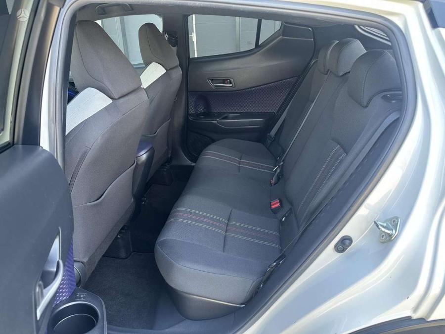 White Toyota C-HR 2017 in Vilnius, with an engine capacity of 1.80 L and mileage of 178 thousand km for 16250 €, photo 25 on AUTOMOTO.COM.LV