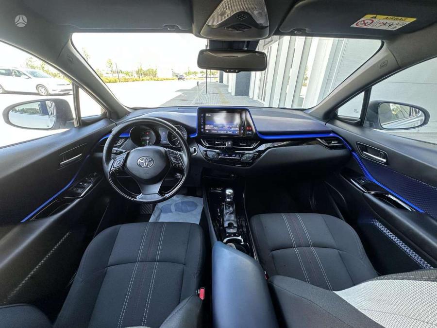 White Toyota C-HR 2017 in Vilnius, with an engine capacity of 1.80 L and mileage of 178 thousand km for 16250 €, photo 30 on AUTOMOTO.COM.LV