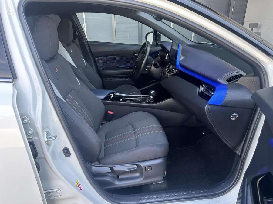 White Toyota C-HR 2017 in Vilnius, with an engine capacity of 1.80 L and mileage of 178 thousand km for 16250 €, photo 32 on AUTOMOTO.COM.LV