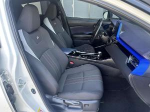 White Toyota C-HR 2017 in Vilnius, with an engine capacity of 1.80 L and mileage of 178 thousand km for 16250 €, photo 33 on AUTOMOTO.COM.LV