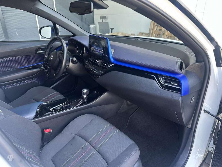 White Toyota C-HR 2017 in Vilnius, with an engine capacity of 1.80 L and mileage of 178 thousand km for 16250 €, photo 34 on AUTOMOTO.COM.LV