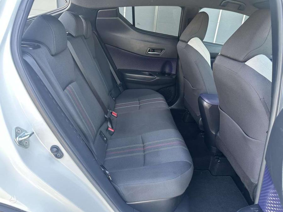 White Toyota C-HR 2017 in Vilnius, with an engine capacity of 1.80 L and mileage of 178 thousand km for 16250 €, photo 36 on AUTOMOTO.COM.LV