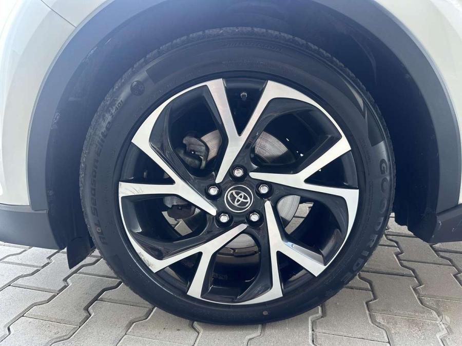 White Toyota C-HR 2017 in Vilnius, with an engine capacity of 1.80 L and mileage of 178 thousand km for 16250 €, photo 39 on AUTOMOTO.COM.LV