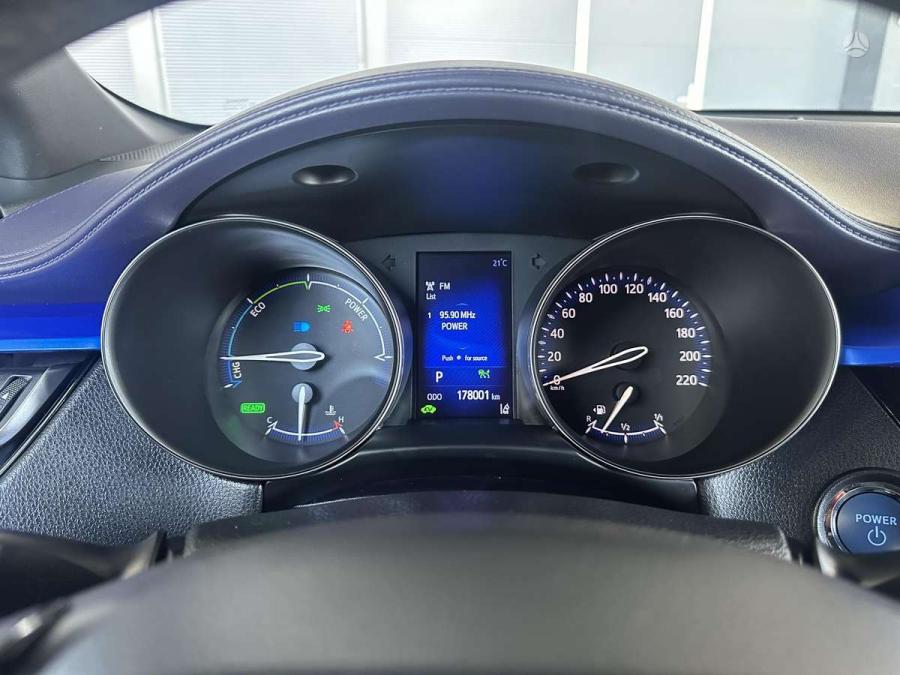White Toyota C-HR 2017 in Vilnius, with an engine capacity of 1.80 L and mileage of 178 thousand km for 16250 €, photo 41 on AUTOMOTO.COM.LV