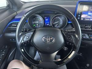 White Toyota C-HR 2017 in Vilnius, with an engine capacity of 1.80 L and mileage of 178 thousand km for 16250 €, photo 42 on AUTOMOTO.COM.LV
