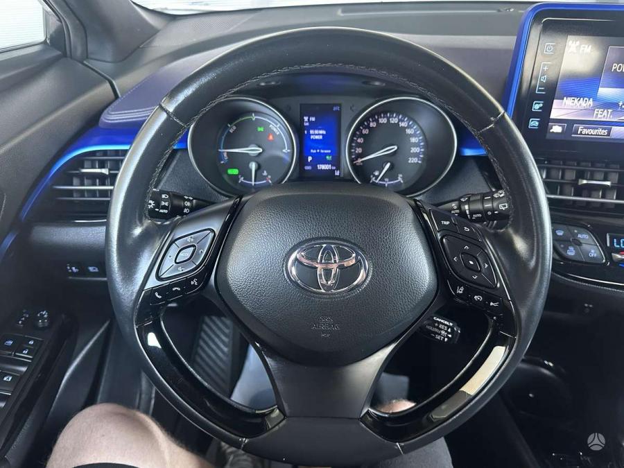 White Toyota C-HR 2017 in Vilnius, with an engine capacity of 1.80 L and mileage of 178 thousand km for 16250 €, photo 42 on AUTOMOTO.COM.LV