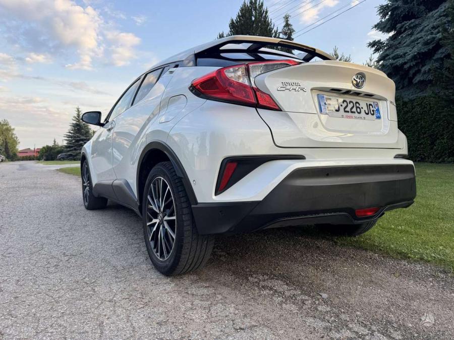 Белый Тойота C-HR 2017 в Каунас, объемом двигателя 1.80 л и пробегом 157 тыс. км за 16499 €, фото 4 на AUTOMOTO.COM.LV