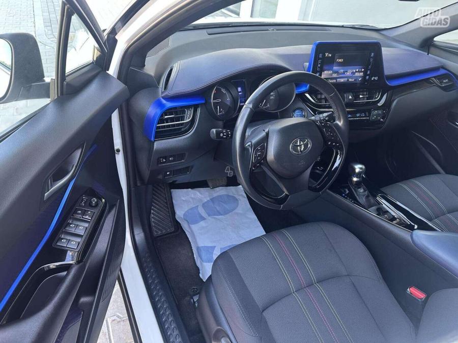 Белый Тойота C-HR 2017 в Вильнюс, объемом двигателя 1.80 л и пробегом 178 тыс. км за 16250 €, фото 24 на AUTOMOTO.COM.LV