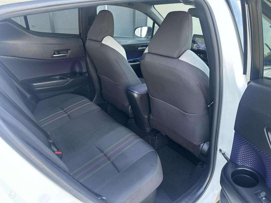 Balts Toyota C-HR 2017 Viļņa, ar dzinēja tilpumu 1.80 L un nobraukumu 178 tūkst. km par 16250 €, foto 38 vietnē AUTOMOTO.COM.LV