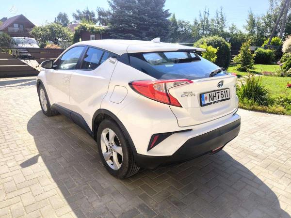 Белый Тойота C-HR 2017 в Клайпеда, объемом двигателя 1.80 л и пробегом 165 тыс. км за 17000 €, фото 3 на AUTOMOTO.COM.LV