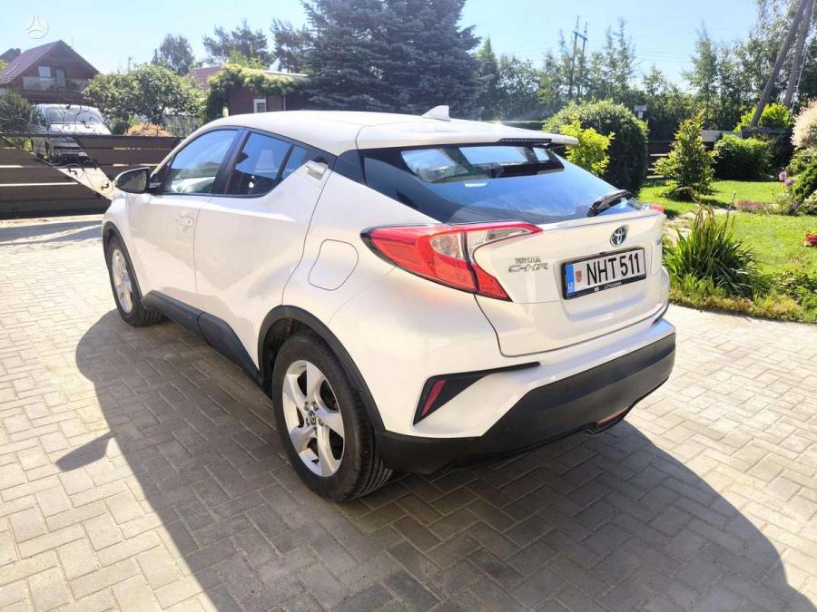 White Toyota C-HR 2017 in Klaipeda, with an engine capacity of 1.80 L and mileage of 165 thousand km for 17000 €, photo 4 on AUTOMOTO.COM.LV