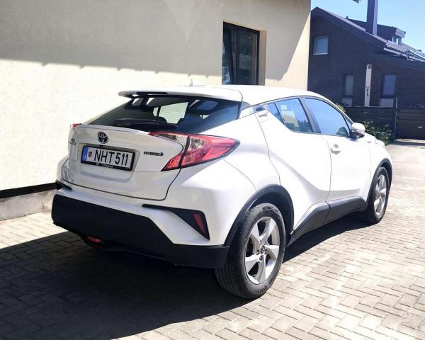 Белый Тойота C-HR 2017 в Клайпеда, объемом двигателя 1.80 л и пробегом 165 тыс. км за 17000 €, фото 4 на AUTOMOTO.COM.LV