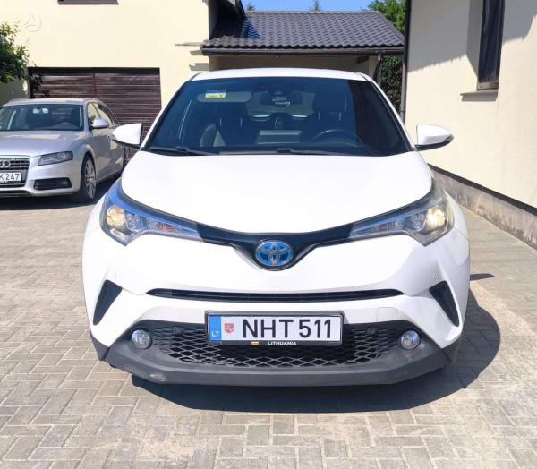Белый Тойота C-HR 2017 в Клайпеда, объемом двигателя 1.80 л и пробегом 165 тыс. км за 17000 €, фото 5 на AUTOMOTO.COM.LV