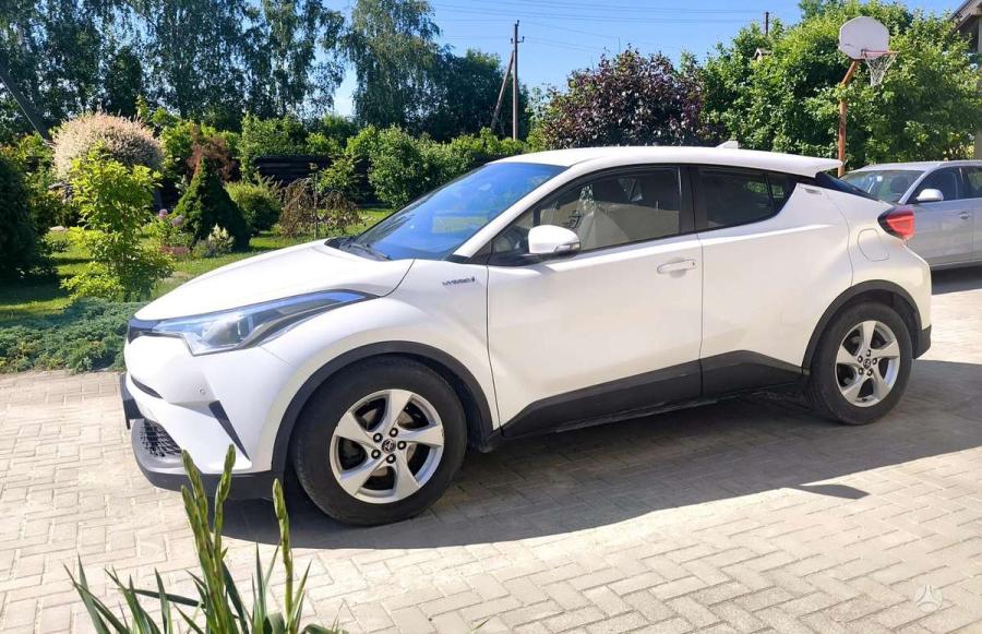 White Toyota C-HR 2017 in Klaipeda, with an engine capacity of 1.80 L and mileage of 165 thousand km for 17000 €, photo 8 on AUTOMOTO.COM.LV
