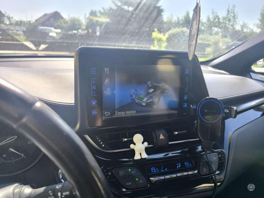 White Toyota C-HR 2017 in Klaipeda, with an engine capacity of 1.80 L and mileage of 165 thousand km for 17000 €, photo 11 on AUTOMOTO.COM.LV