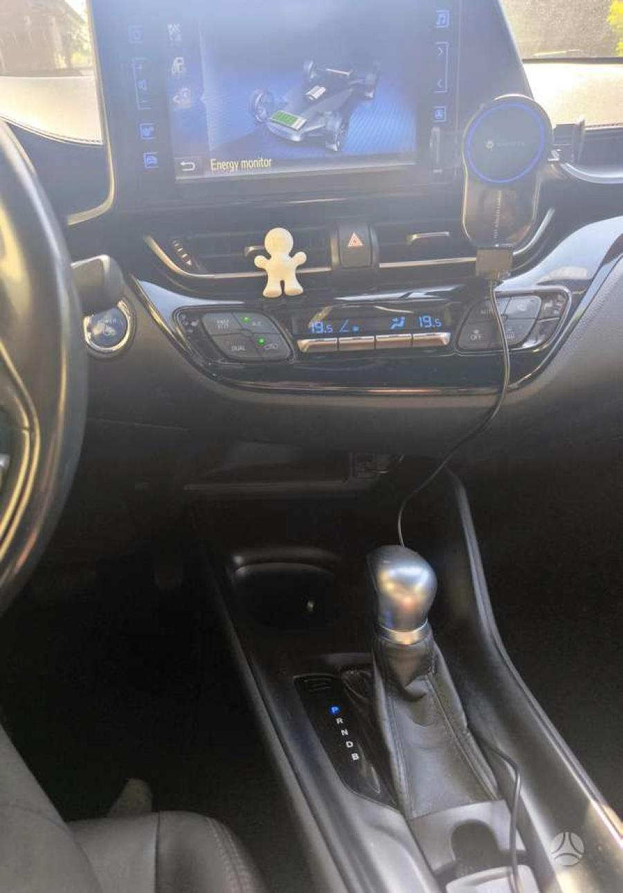 White Toyota C-HR 2017 in Klaipeda, with an engine capacity of 1.80 L and mileage of 165 thousand km for 17000 €, photo 12 on AUTOMOTO.COM.LV