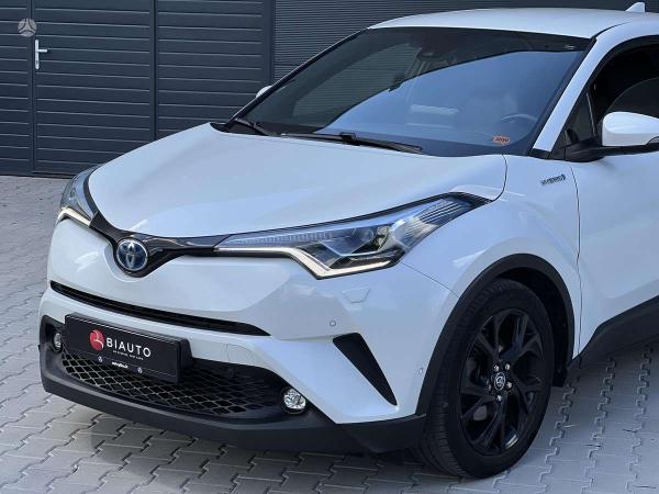 White Toyota C-HR 2017 in Utena, with an engine capacity of 1.80 L and mileage of 149 thousand km for 15700 €, photo 4 on AUTOMOTO.COM.LV