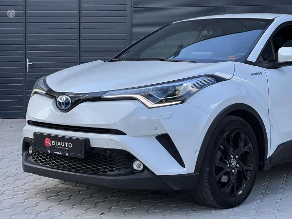 White Toyota C-HR 2017 in Utena, with an engine capacity of 1.80 L and mileage of 149 thousand km for 15700 €, photo 5 on AUTOMOTO.COM.LV