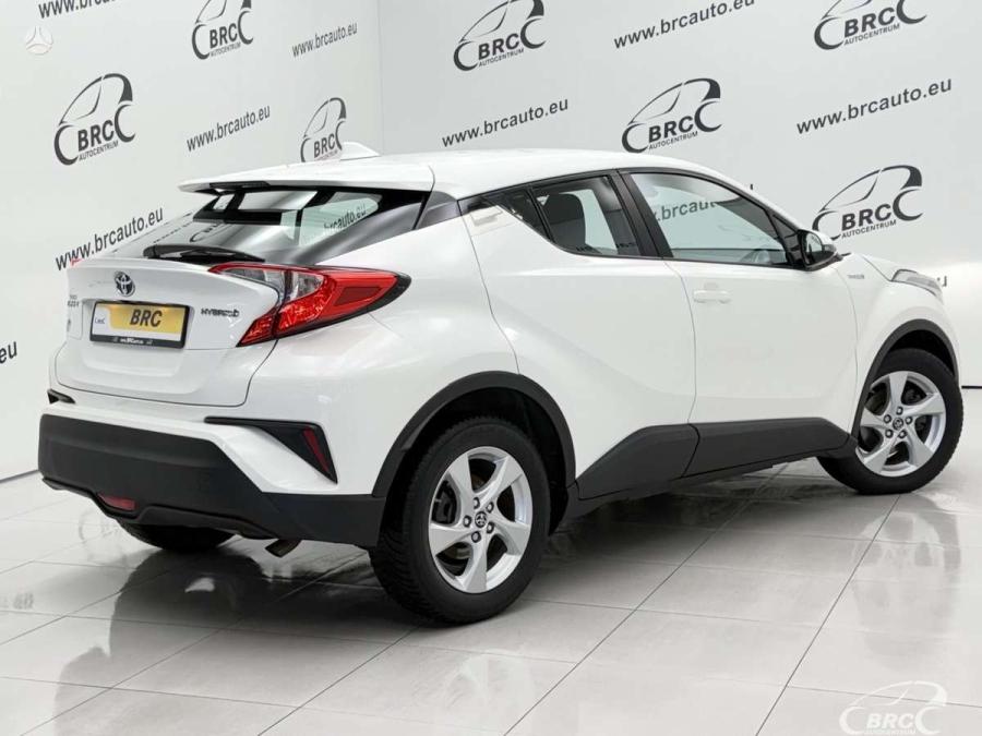 Белый Тойота C-HR 2017 в Вильнюс, объемом двигателя 1.80 л и пробегом 141 тыс. км за 14900 €, фото 4 на AUTOMOTO.COM.LV