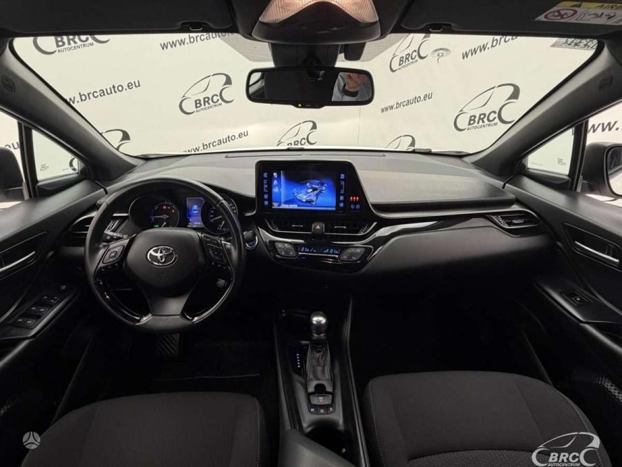 Белый Тойота C-HR 2017 в Вильнюс, объемом двигателя 1.80 л и пробегом 141 тыс. км за 14900 €, фото 5 на AUTOMOTO.COM.LV