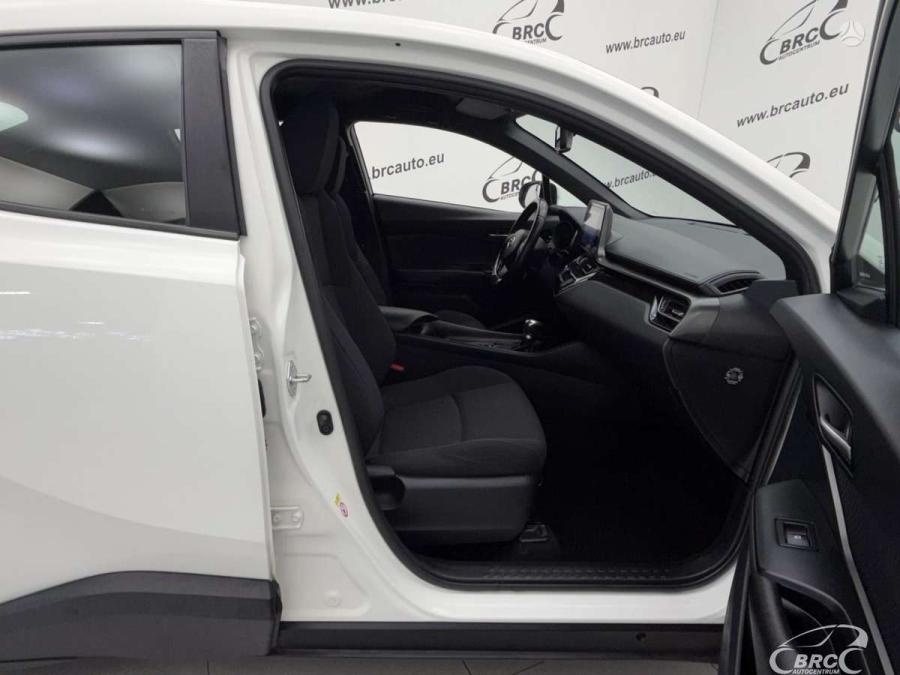 Белый Тойота C-HR 2017 в Вильнюс, объемом двигателя 1.80 л и пробегом 141 тыс. км за 14900 €, фото 6 на AUTOMOTO.COM.LV