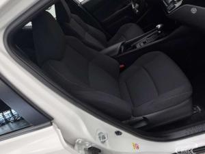 Белый Тойота C-HR 2017 в Вильнюс, объемом двигателя 1.80 л и пробегом 141 тыс. км за 14900 €, фото 7 на AUTOMOTO.COM.LV