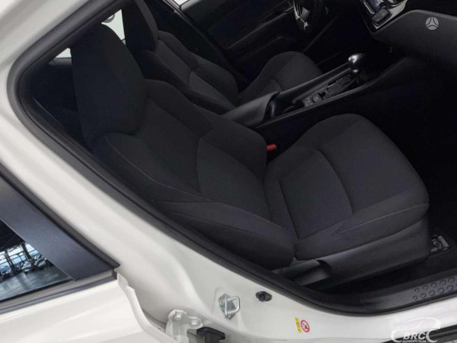Белый Тойота C-HR 2017 в Вильнюс, объемом двигателя 1.80 л и пробегом 141 тыс. км за 14900 €, фото 7 на AUTOMOTO.COM.LV