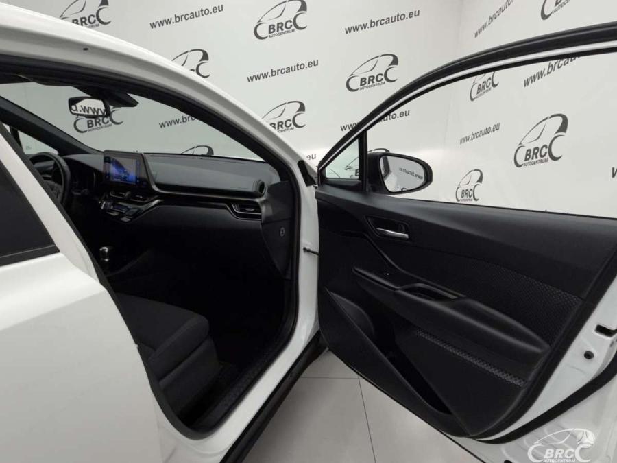 Белый Тойота C-HR 2017 в Вильнюс, объемом двигателя 1.80 л и пробегом 141 тыс. км за 14900 €, фото 10 на AUTOMOTO.COM.LV