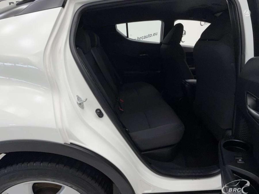 Белый Тойота C-HR 2017 в Вильнюс, объемом двигателя 1.80 л и пробегом 141 тыс. км за 14900 €, фото 11 на AUTOMOTO.COM.LV