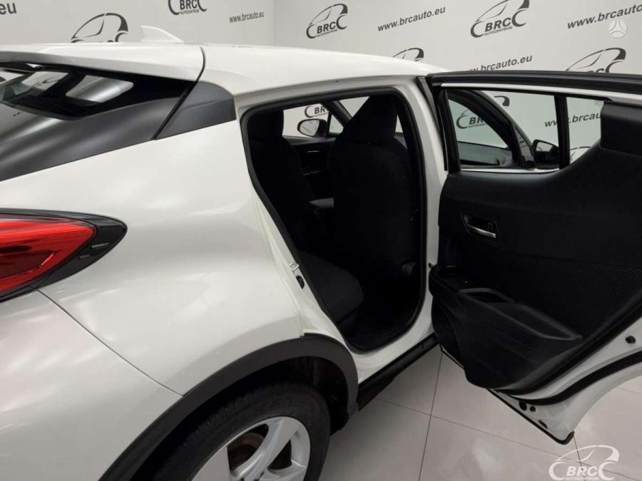 Белый Тойота C-HR 2017 в Вильнюс, объемом двигателя 1.80 л и пробегом 141 тыс. км за 14900 €, фото 14 на AUTOMOTO.COM.LV