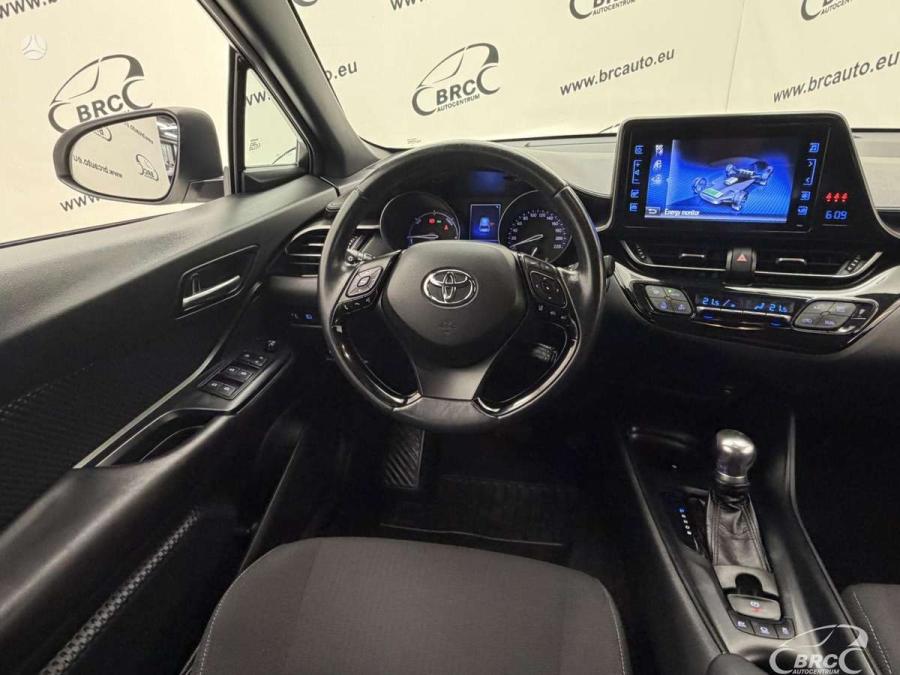 Белый Тойота C-HR 2017 в Вильнюс, объемом двигателя 1.80 л и пробегом 141 тыс. км за 14900 €, фото 15 на AUTOMOTO.COM.LV