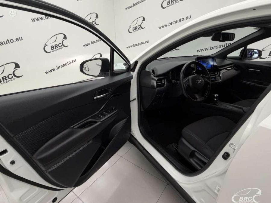 Белый Тойота C-HR 2017 в Вильнюс, объемом двигателя 1.80 л и пробегом 141 тыс. км за 14900 €, фото 20 на AUTOMOTO.COM.LV