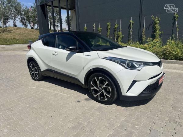 White Toyota C-HR 2017 in Vilnius, with an engine capacity of 1.80 L and mileage of 178 thousand km for 15450 €, photo 5 on AUTOMOTO.COM.LV