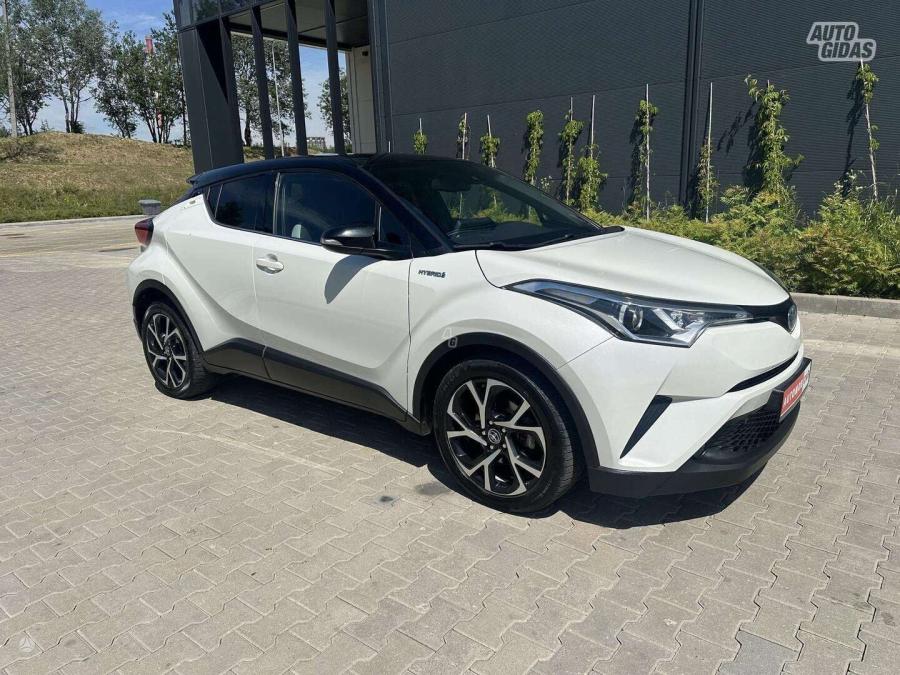 White Toyota C-HR 2017 in Vilnius, with an engine capacity of 1.80 L and mileage of 178 thousand km for 15450 €, photo 6 on AUTOMOTO.COM.LV