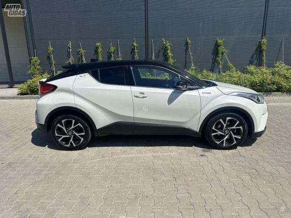 White Toyota C-HR 2017 in Vilnius, with an engine capacity of 1.80 L and mileage of 178 thousand km for 15450 €, photo 10 on AUTOMOTO.COM.LV