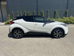 White Toyota C-HR 2017 in Vilnius, with an engine capacity of 1.80 L and mileage of 178 thousand km for 15450 €, photo 11 on AUTOMOTO.COM.LV