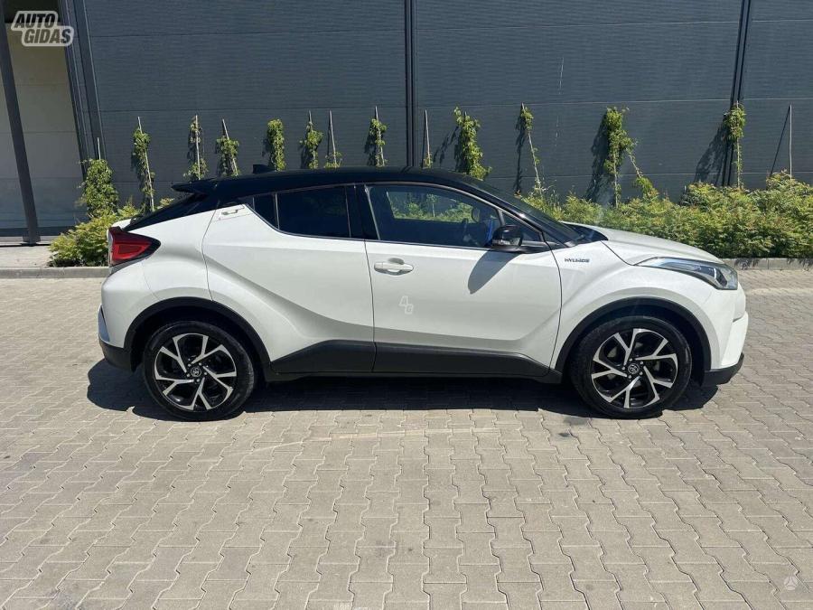 White Toyota C-HR 2017 in Vilnius, with an engine capacity of 1.80 L and mileage of 178 thousand km for 15450 €, photo 11 on AUTOMOTO.COM.LV